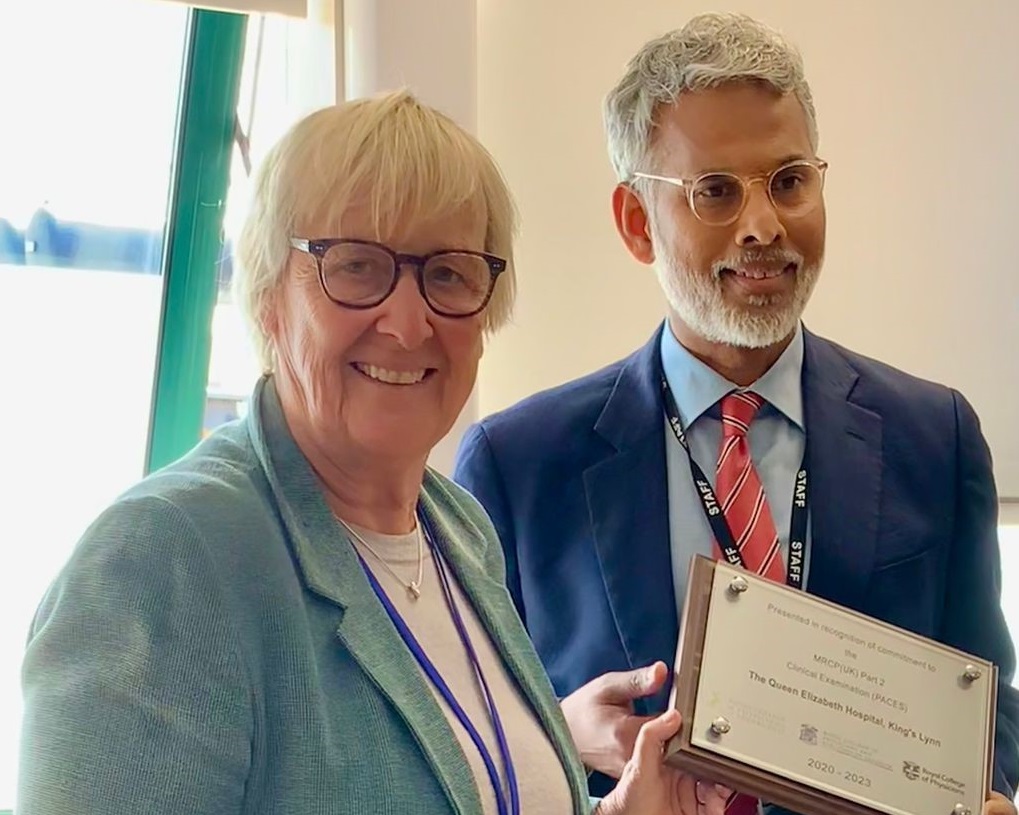 Hospital consultant receives award for putting future NHS doctors ...