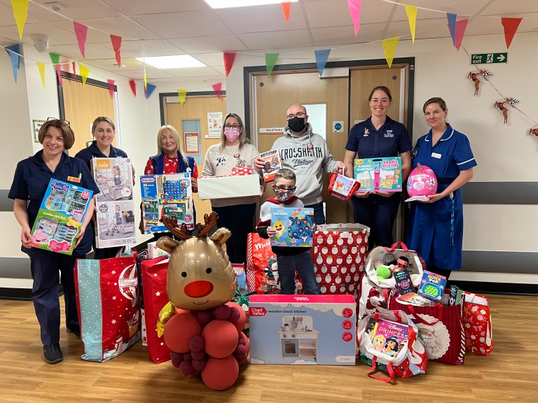 Seven-year-old Jensen, spreads Christmas joy for children in hospital ...